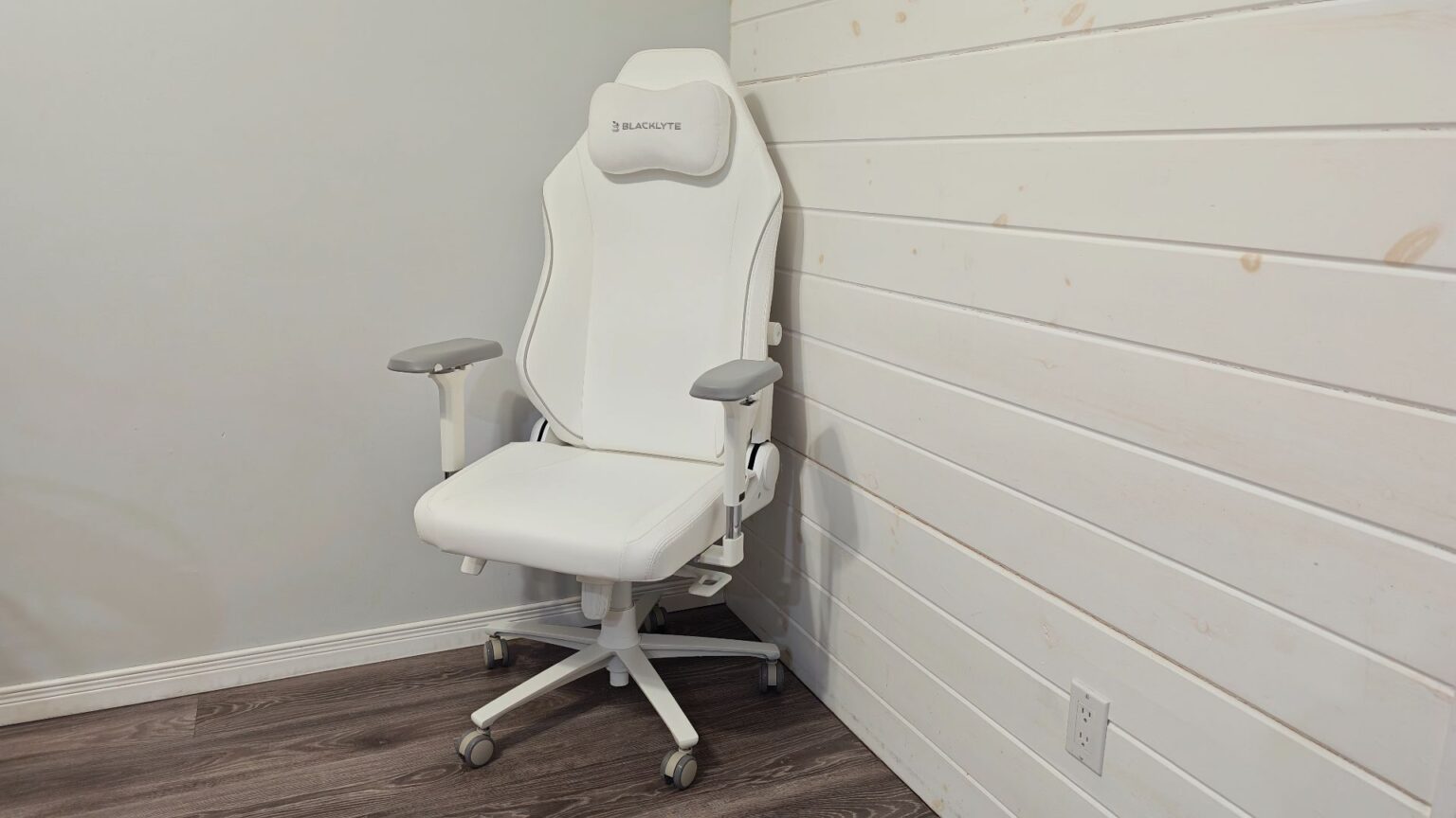Blacklyte Athena Pro Gaming Chair Review - CGMagazine